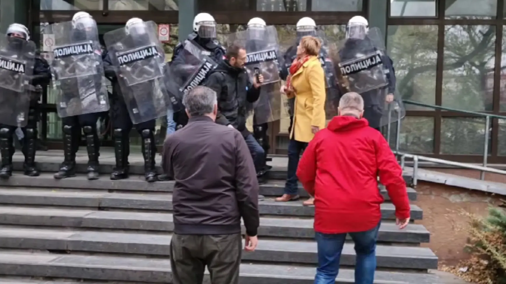 Policija napravila kordon ispred Tužilaštva: Drugi dan blokade u Novom Sadu